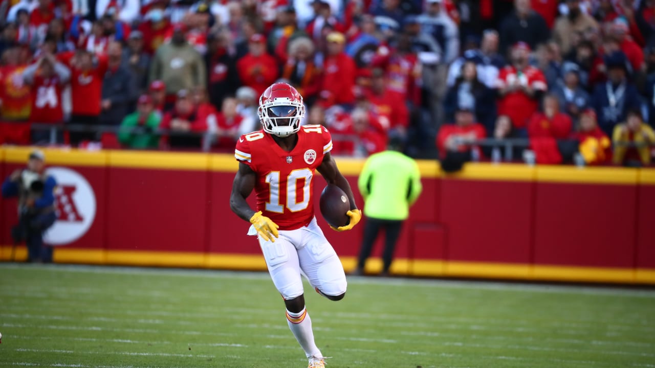 Tyreek Hill Sits on the Ground to Keep Clock Running after Catch