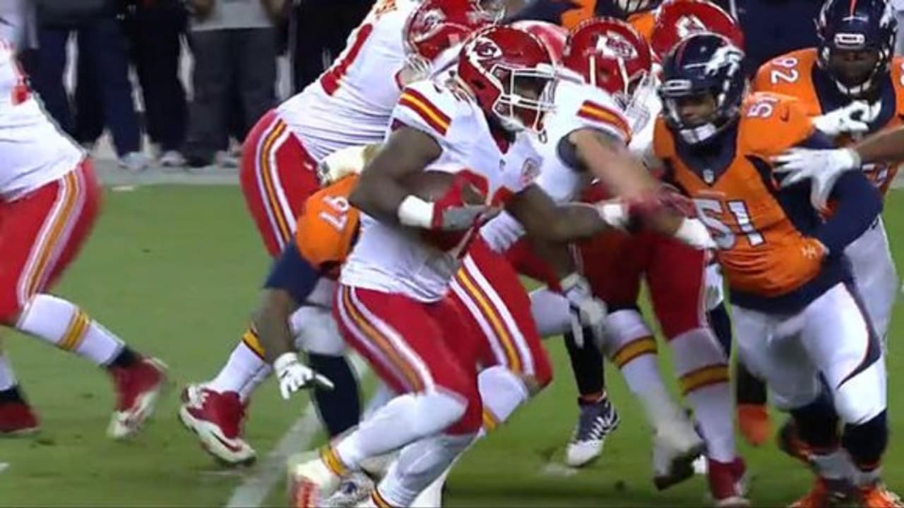 Spencer Ware gets defenders to miss on 7-yard run