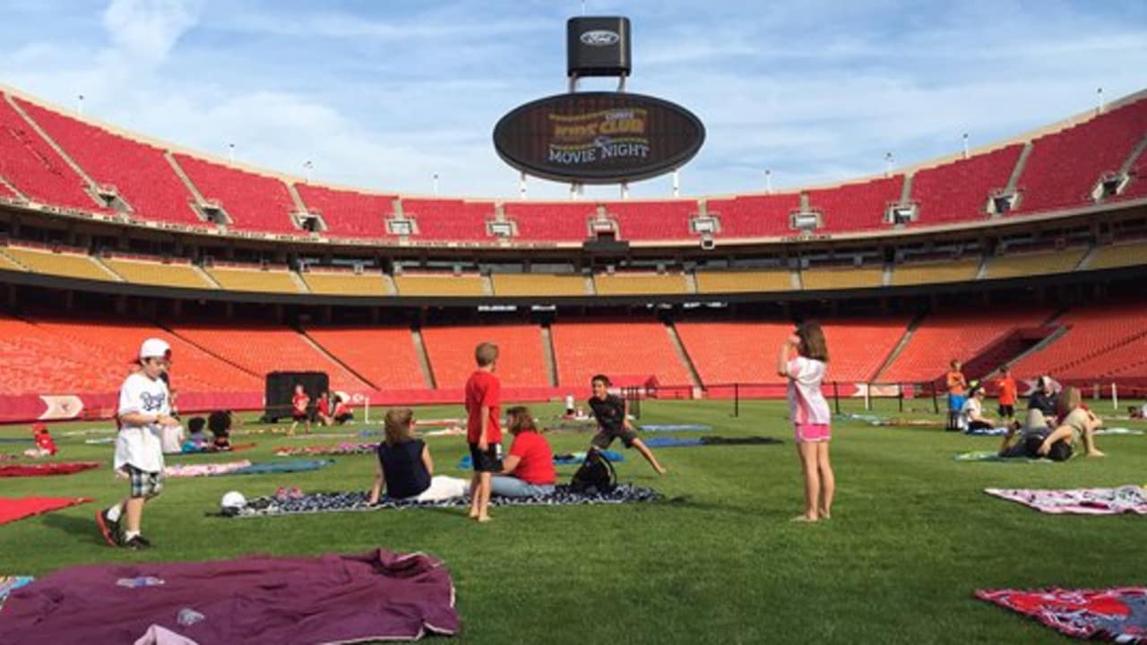 2,000 Chiefs Fans Gathered on the Field at Arrowhead Saturday for Kids ...