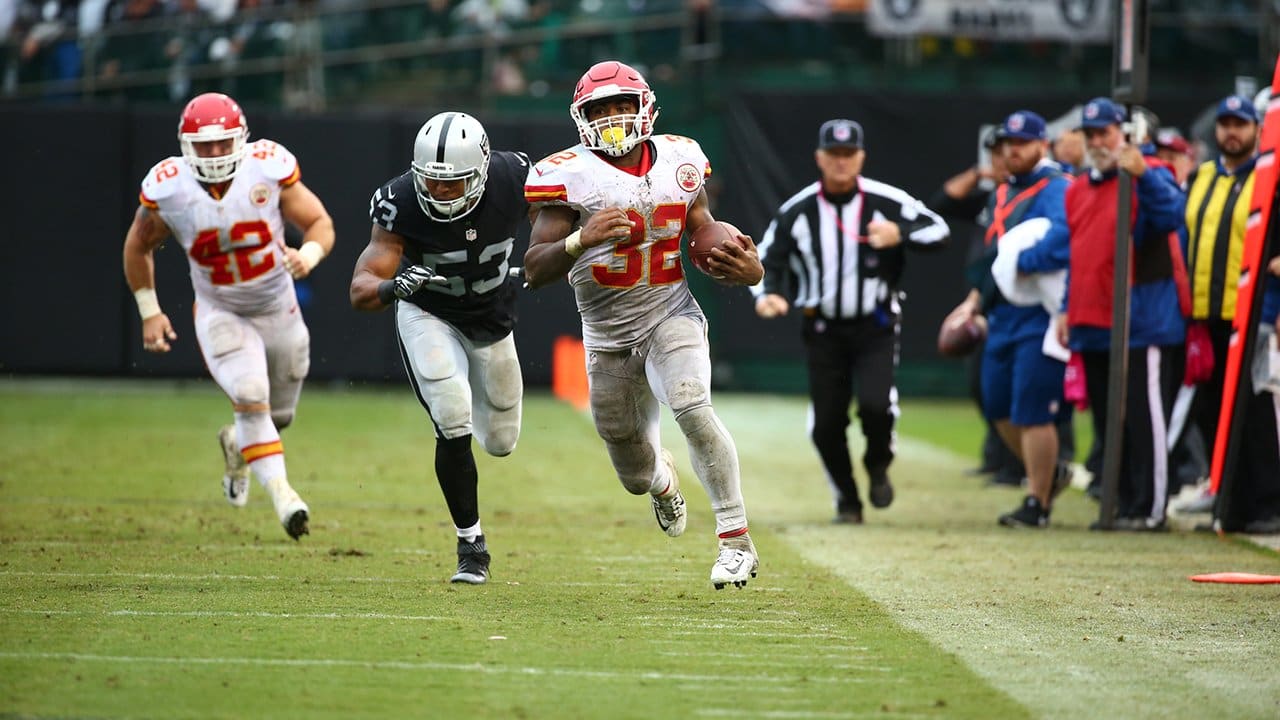 Spencer Ware Rushes for a 45-yard Gain