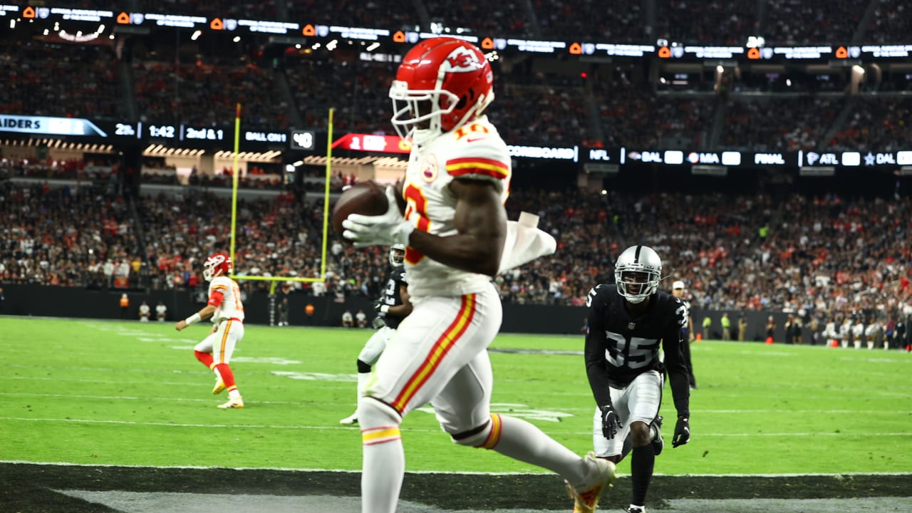 Patrick Mahomes Floats Touchdown to Tyreek Hill in Back of End Zone