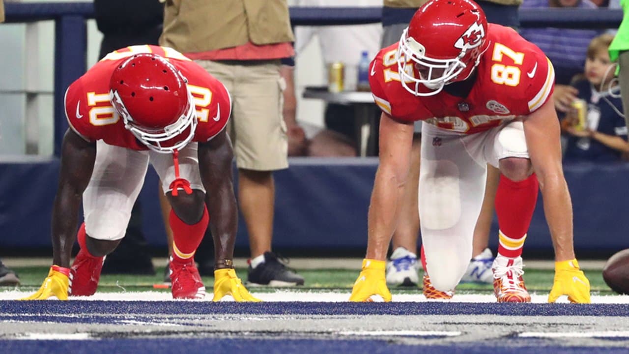 Travis Kelce Celebrates TD Catch With Teammates