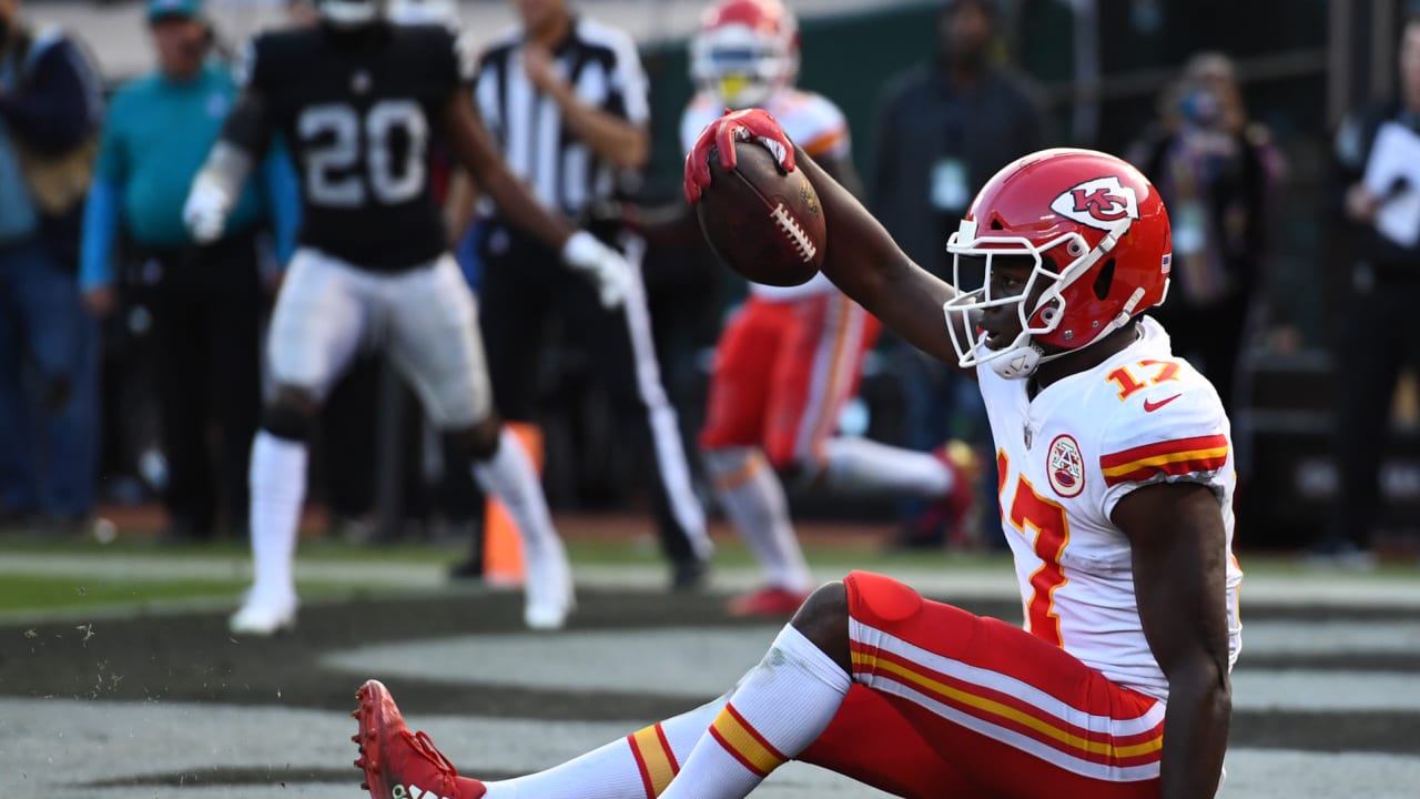 Patrick Mahomes Hits an Open Chris Conley for Touchdown