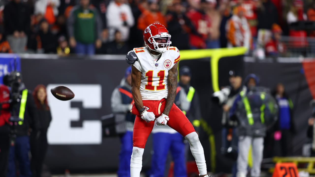 Marquez Valdes-Scantling Mosses Mike Hilton for 29-Yard Deep Grab