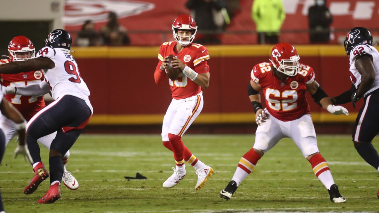 Patrick Mahomes Lobs Fadeaway Throw to Diving Tyreek Hill for Third ...