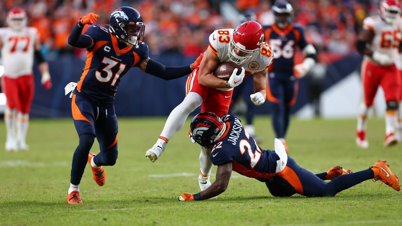 Patrick Mahomes Has All Day to Find Wide-Open Noah Gray for a 25-Yard Gain