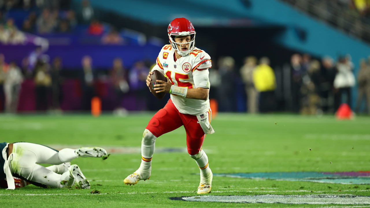 Patrick Mahomes Shows Off His Wheels On a 14-Yard Scramble in the Red Zone