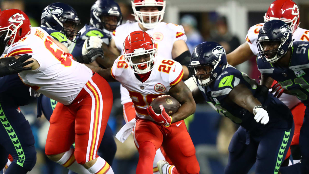 Damien Williams Bursts Outside for 21-Yard Run