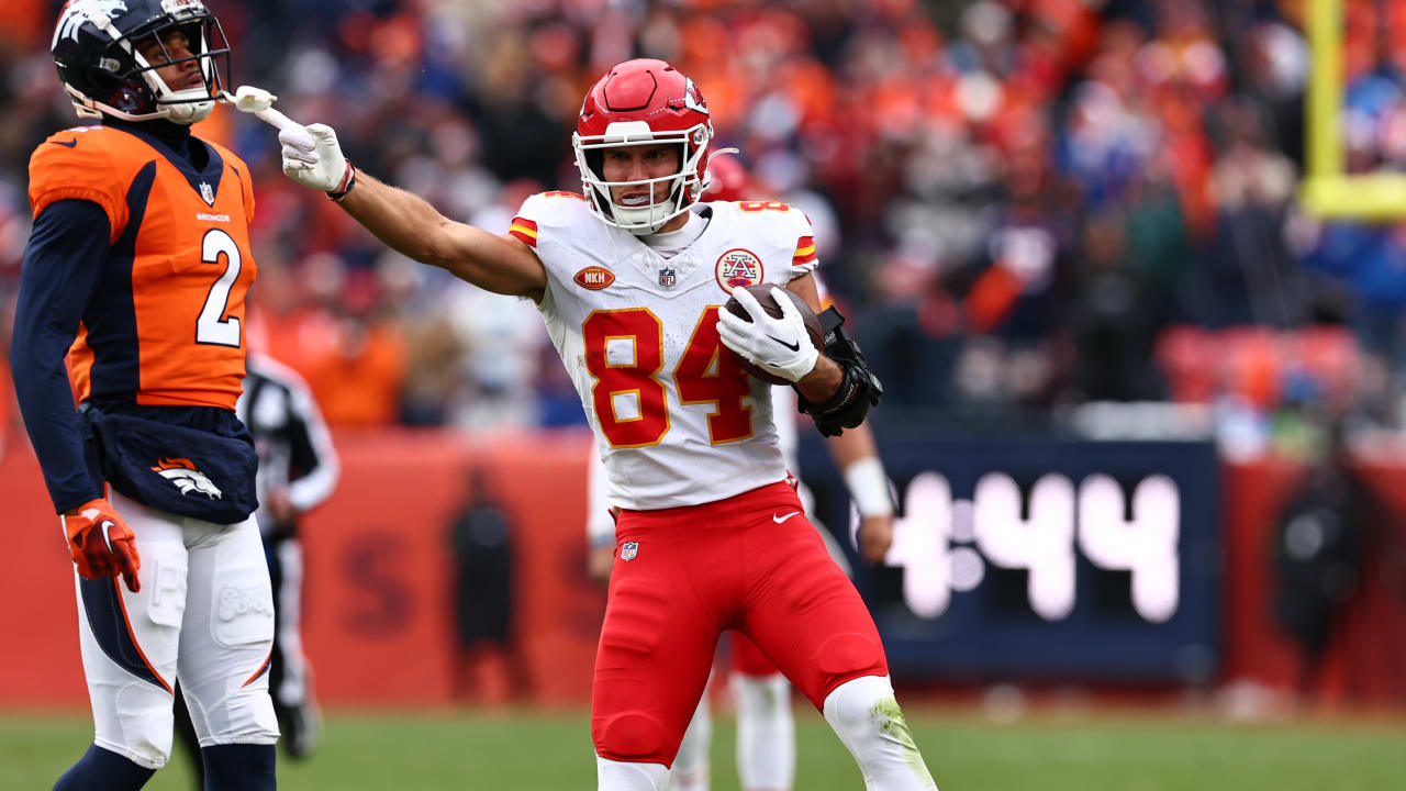 Kansas City Chiefs quarterback Patrick Mahomes fits a 15-yard pass to ...