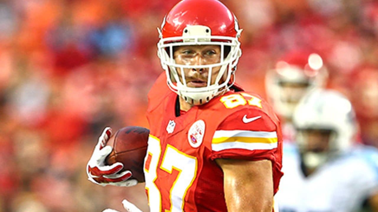 Travis Kelce makes an Impressive 25-yard Catch