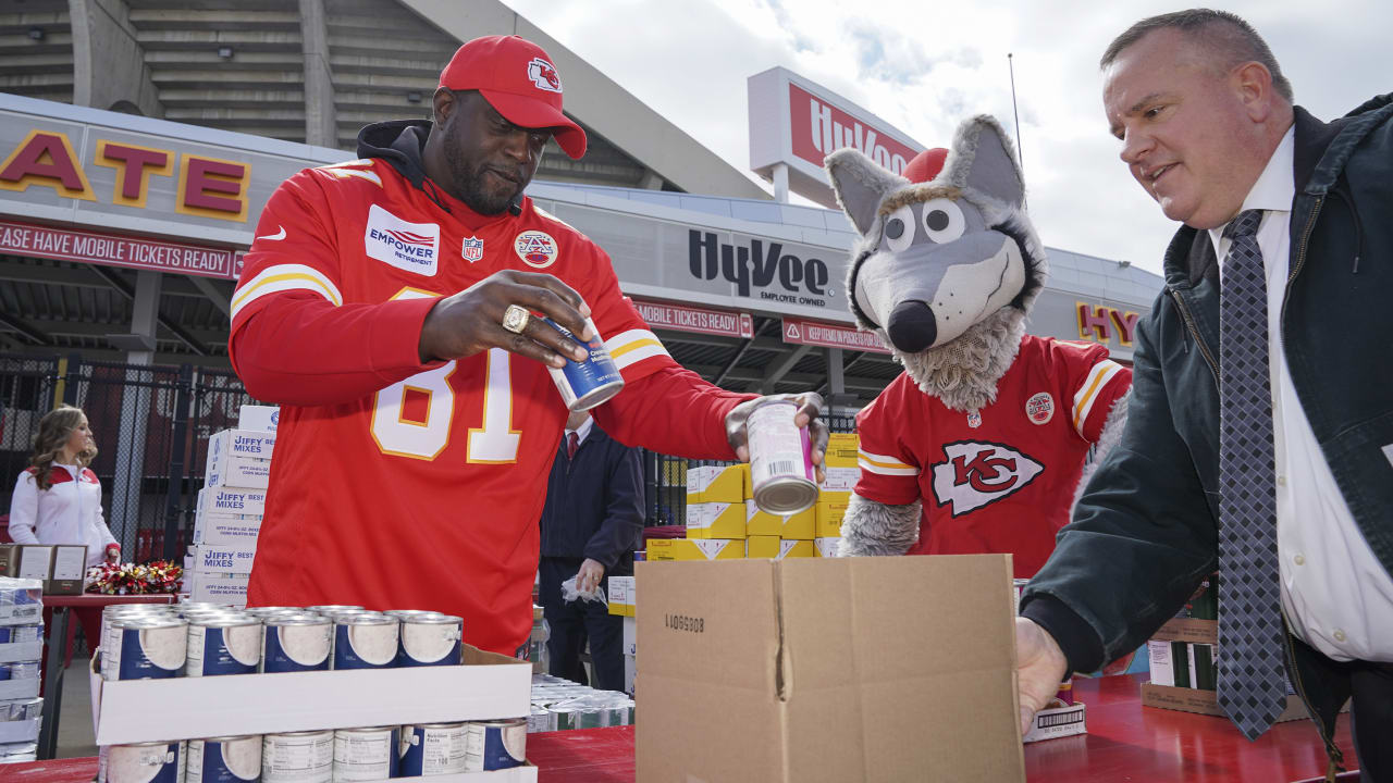 Chiefs Kick Off Annual Food Drive Ahead of the Holiday Season