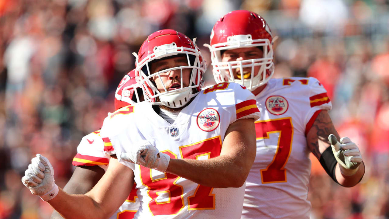 Patrick Mahomes Hits Travis Kelce for Red-Zone Touchdown