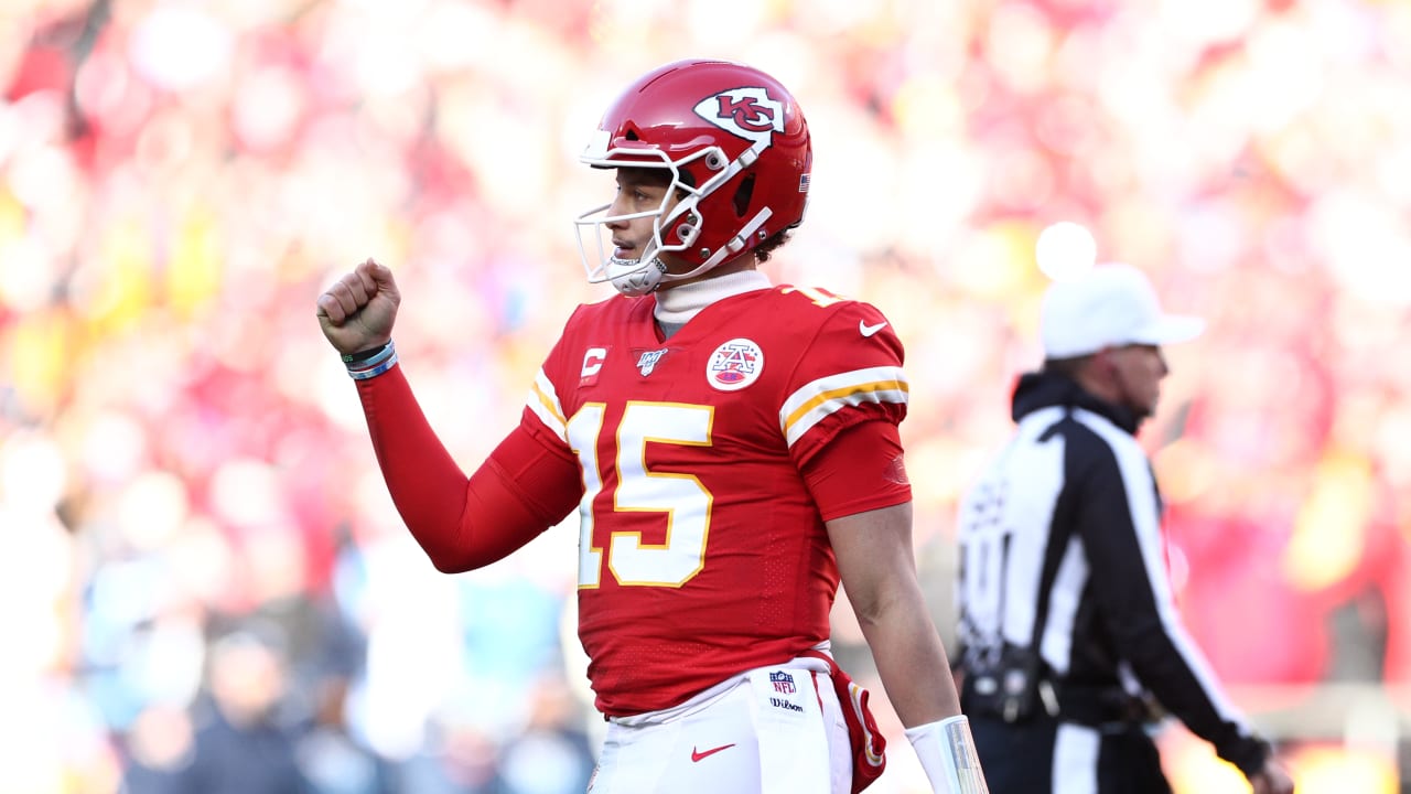 Patrick Mahomes Buys Time for Scrambling Sideline Throw to Diving ...