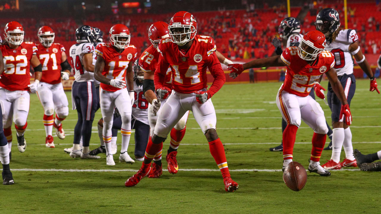 Sammy Watkins Scores Off a 2-yard Touchdown Pass from Patrick Mahomes