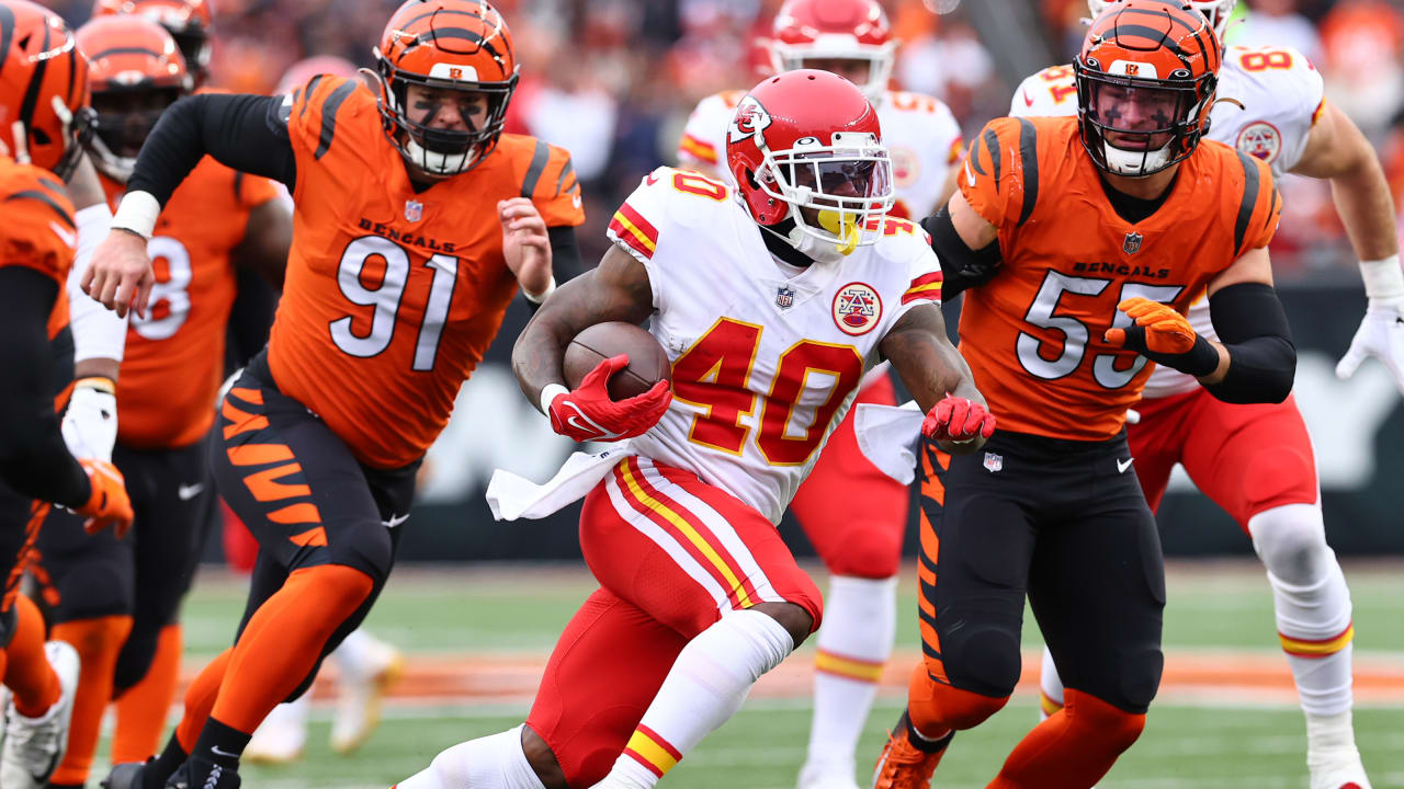 Derrick Gore Takes Cutback Lane Into the Clear for 23 Yards