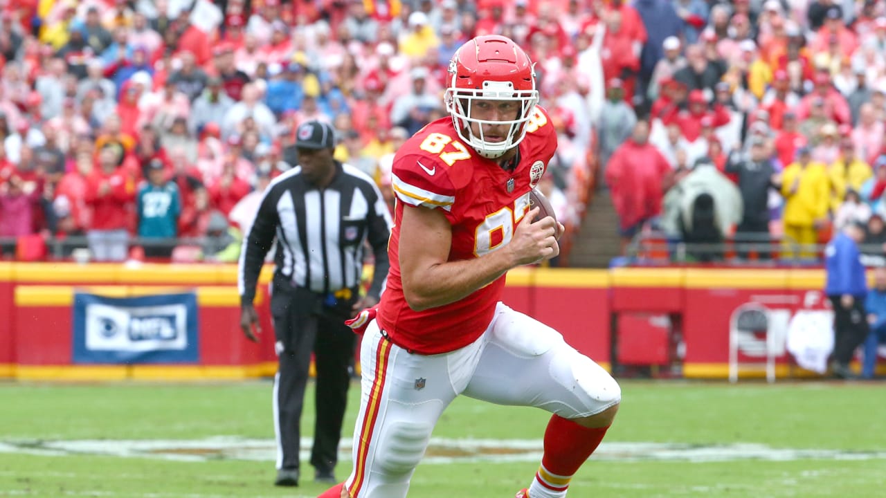 Travis Kelce Jukes Free For a 40-Yard Catch and Run