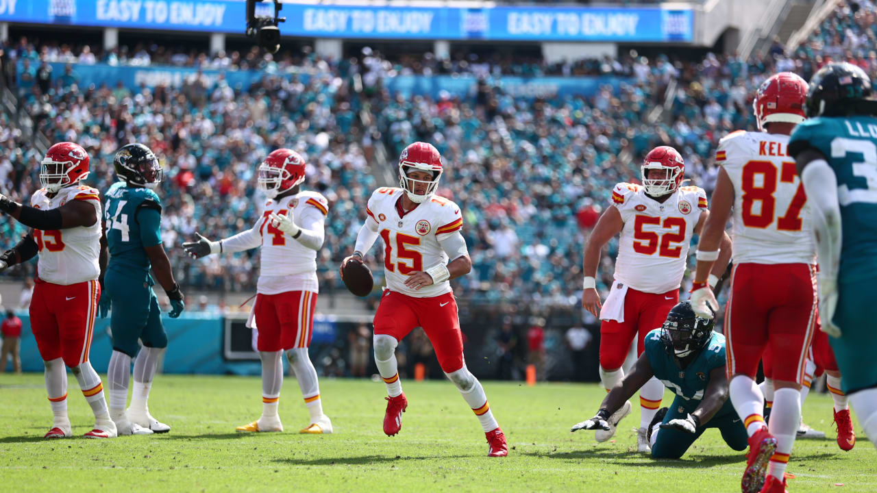 Patrick Mahomes Does It Himself on 14-Yard Scramble to Move the Chains ...
