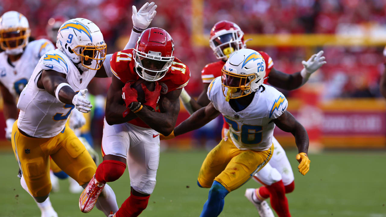 Patrick Mahomes throws 28-yard completion to wide receiver Marquez ...