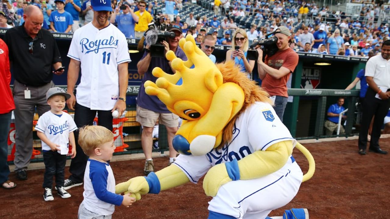 Alex Smith Throws First Pitch on Friday