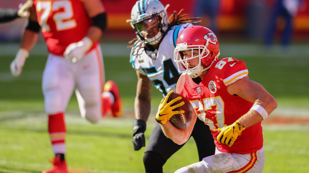 Travis Kelce Secures 29-Yard Wheel Route Pass from Patrick Mahomes