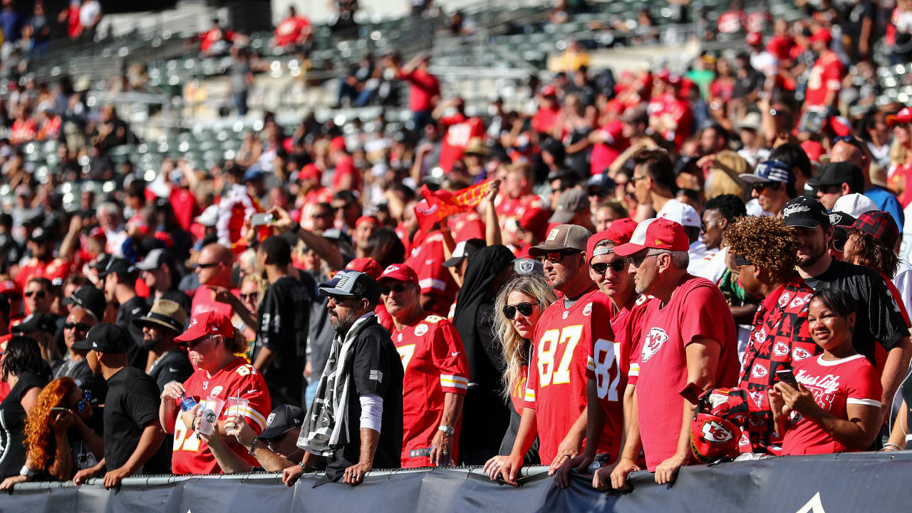 Photo Gallery: Chiefs Kingdom Travels to Oakland
