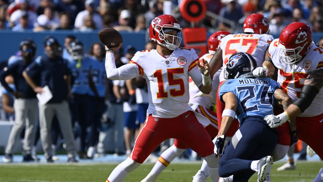 Patrick Mahomes Fits 25-Yard Laser Into Tight Window