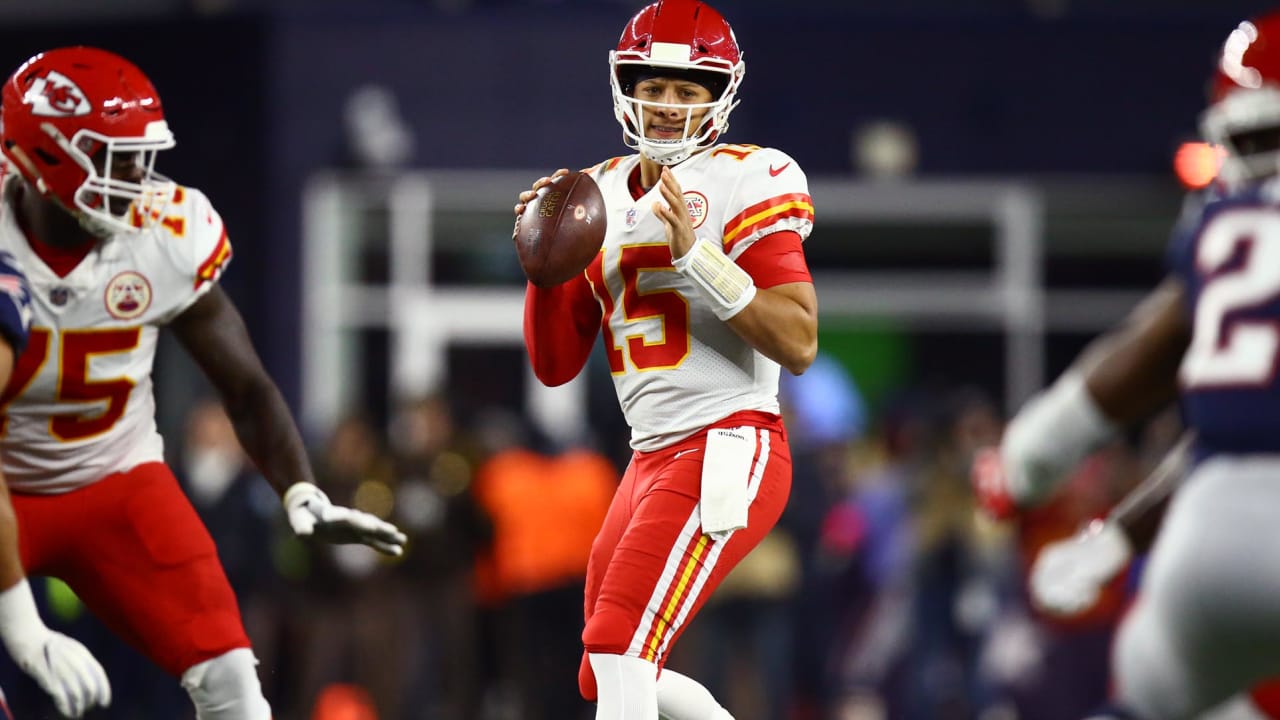 Patrick Mahomes Makes Impressive Running Throw for 19-yard Gain