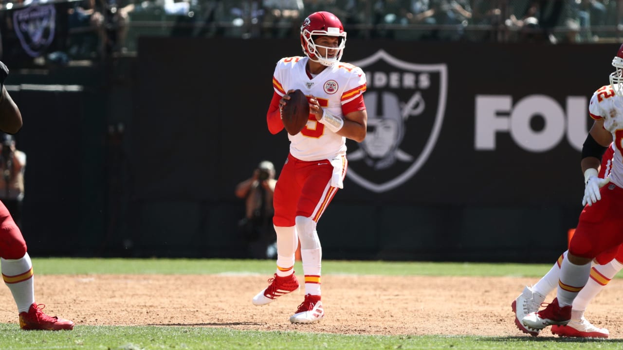 Patrick Mahomes Completes Impressive Floater Pass to Damien Williams