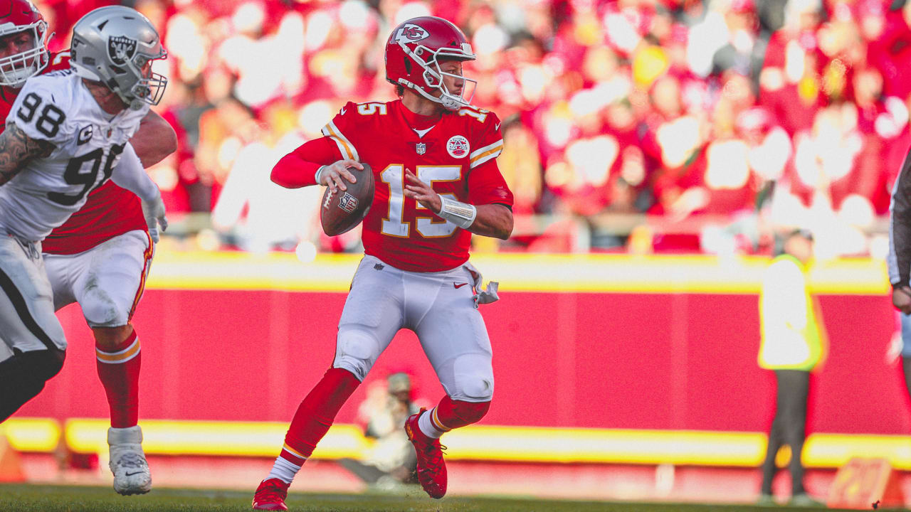 Patrick Mahomes and Tyreek Hill Connect on 38-Yard Cross-Field Pass