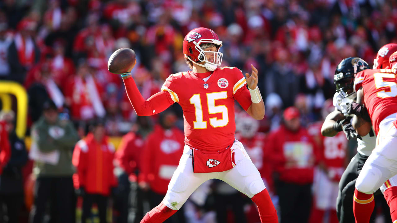 Chiefs Defeat Jaguars, 27-17, Behind Patrick Mahomes’ Four Touchdown Passes