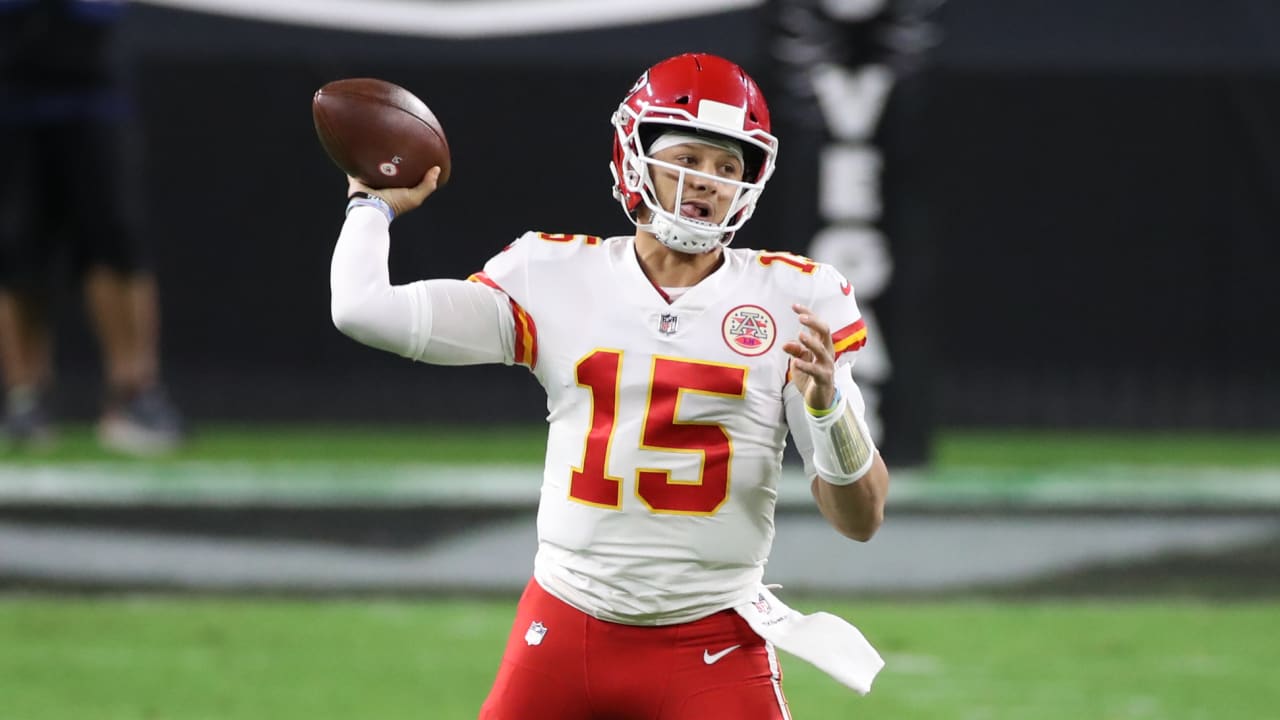 Patrick Mahomes Fires Pass Across the Middle to Travis Kelce for 21 Yards Patrick Mahomes Fires Pass Across the Middle to Travis Kelce for 21 Yards