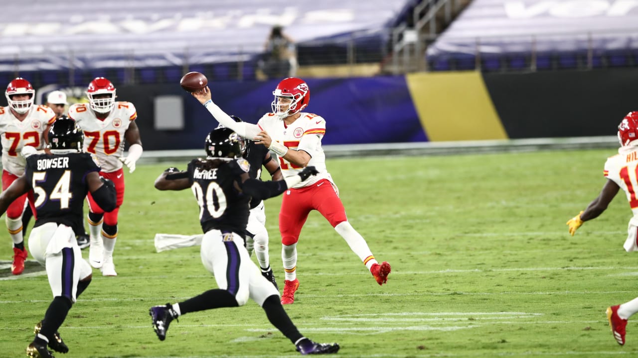 Patrick Mahomes Uses Jumping Pump-Fake on Wild Cross-Body Throw