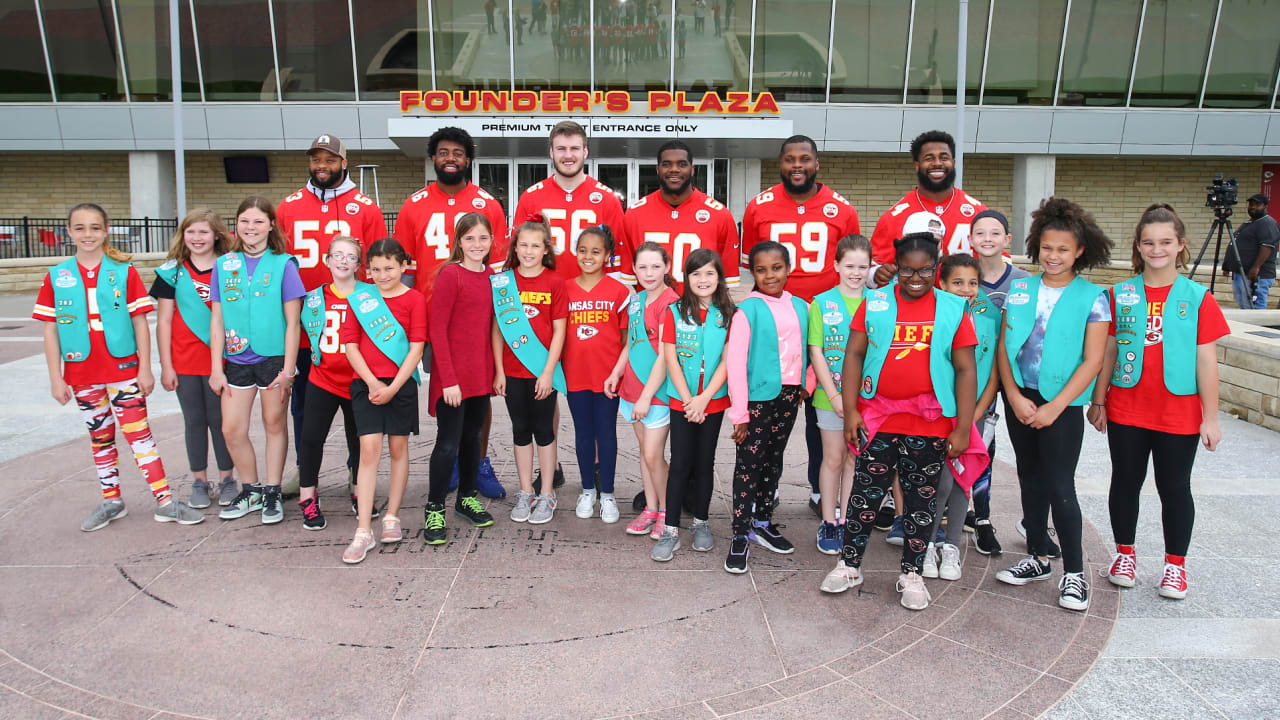 Chiefs' Linebackers Help Local Girl Scouts Earn "Play60" Patches