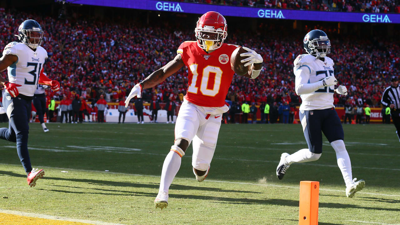 Tyreek Hill Scores on Speedy Fly-Sweep Touchdown