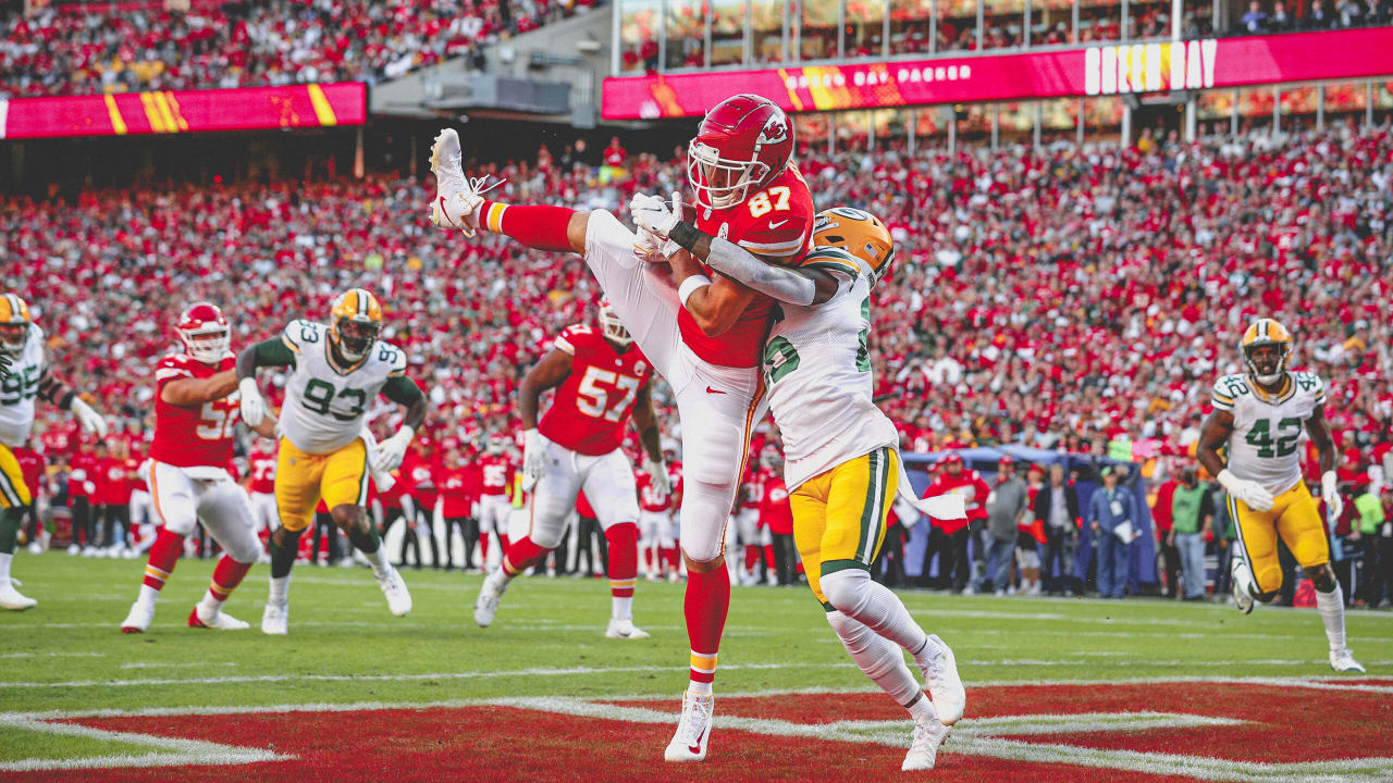 Travis Kelce Climbs the Ladder for Touchdown to Cap Long First Drive