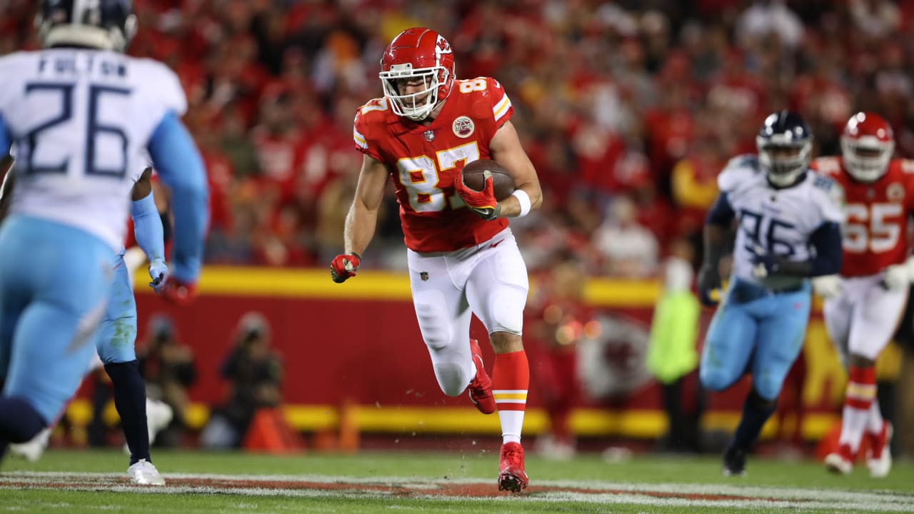 Patrick Mahomes' Improv Shovel Pass to Travis Kelce Prevents Sack and ...