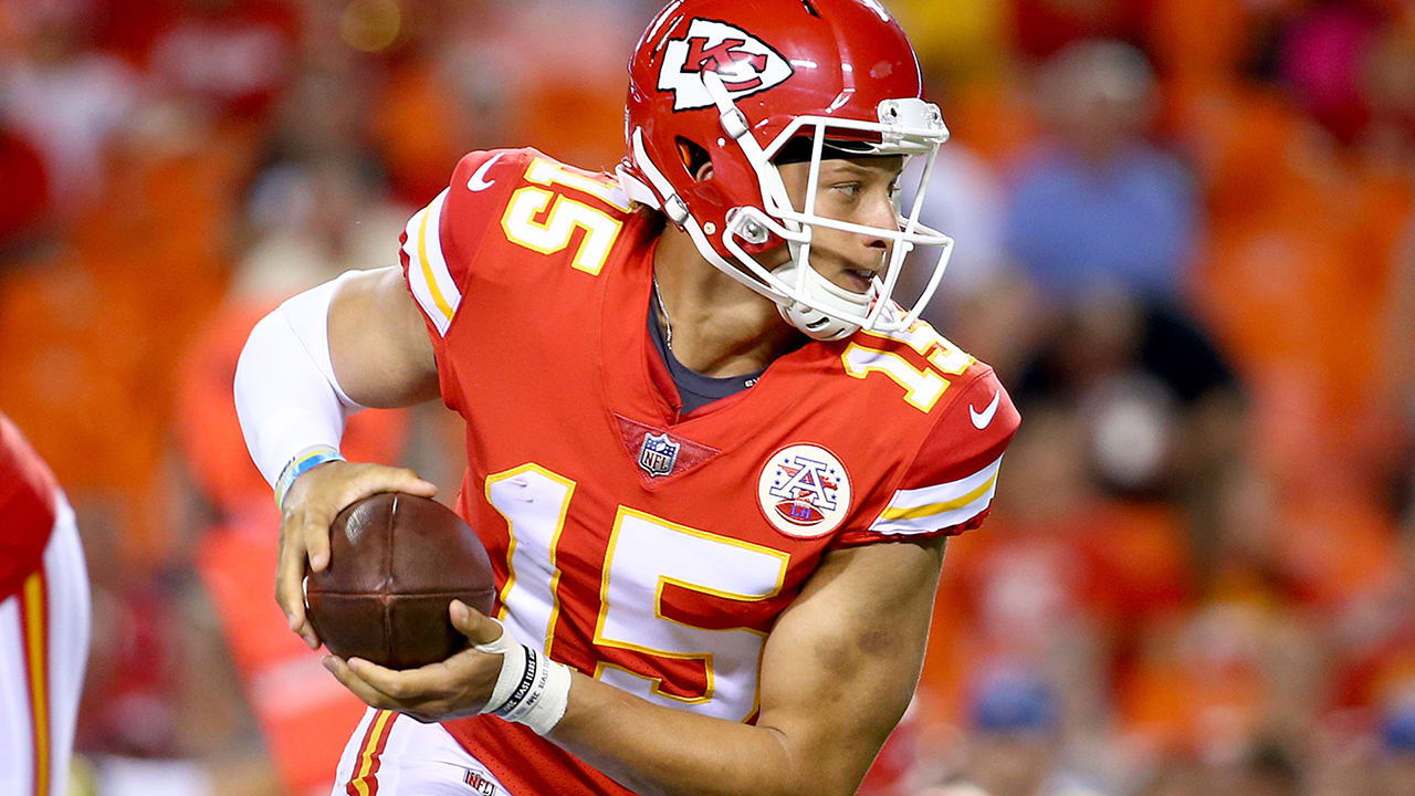 Patrick Mahomes Makes Big Throws in Impressive Preseason Start