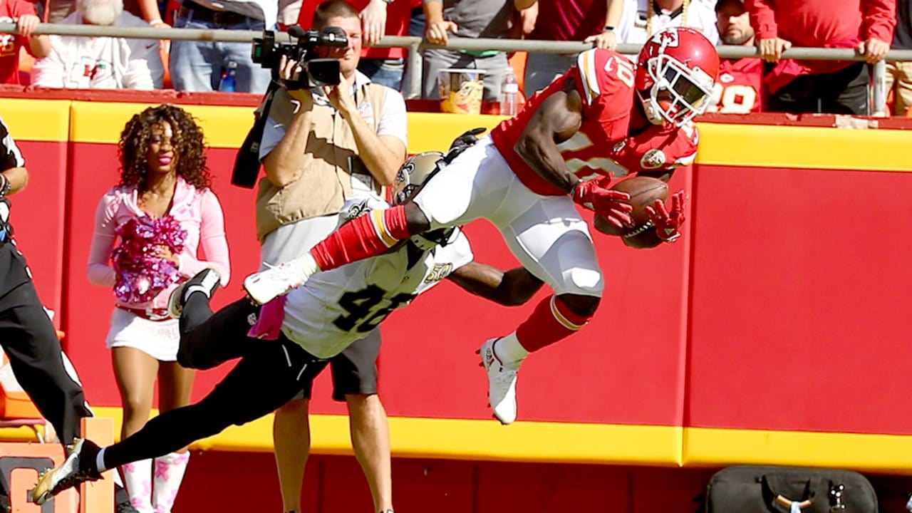 Tyreek Hill Leaps for Acrobatic 38-yard TD Catch