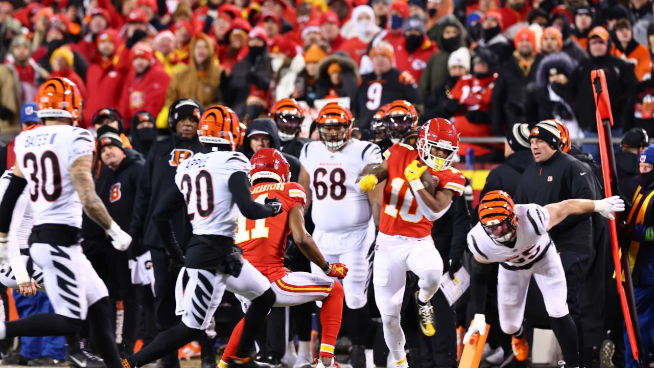 Isiah Pacheco Tightropes the Sideline for 16-Yard Pickup