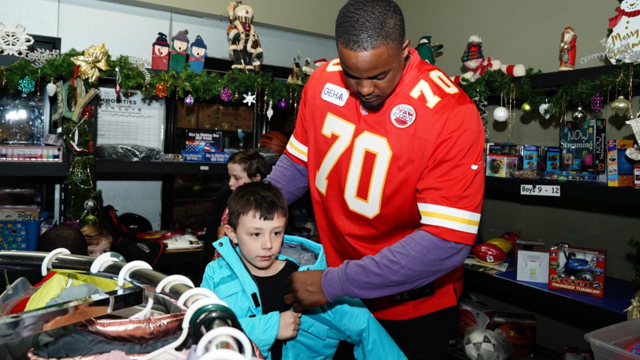 Chiefs' OT Greg Senat and Ambassador Mark Collins Distribute Coats to ...