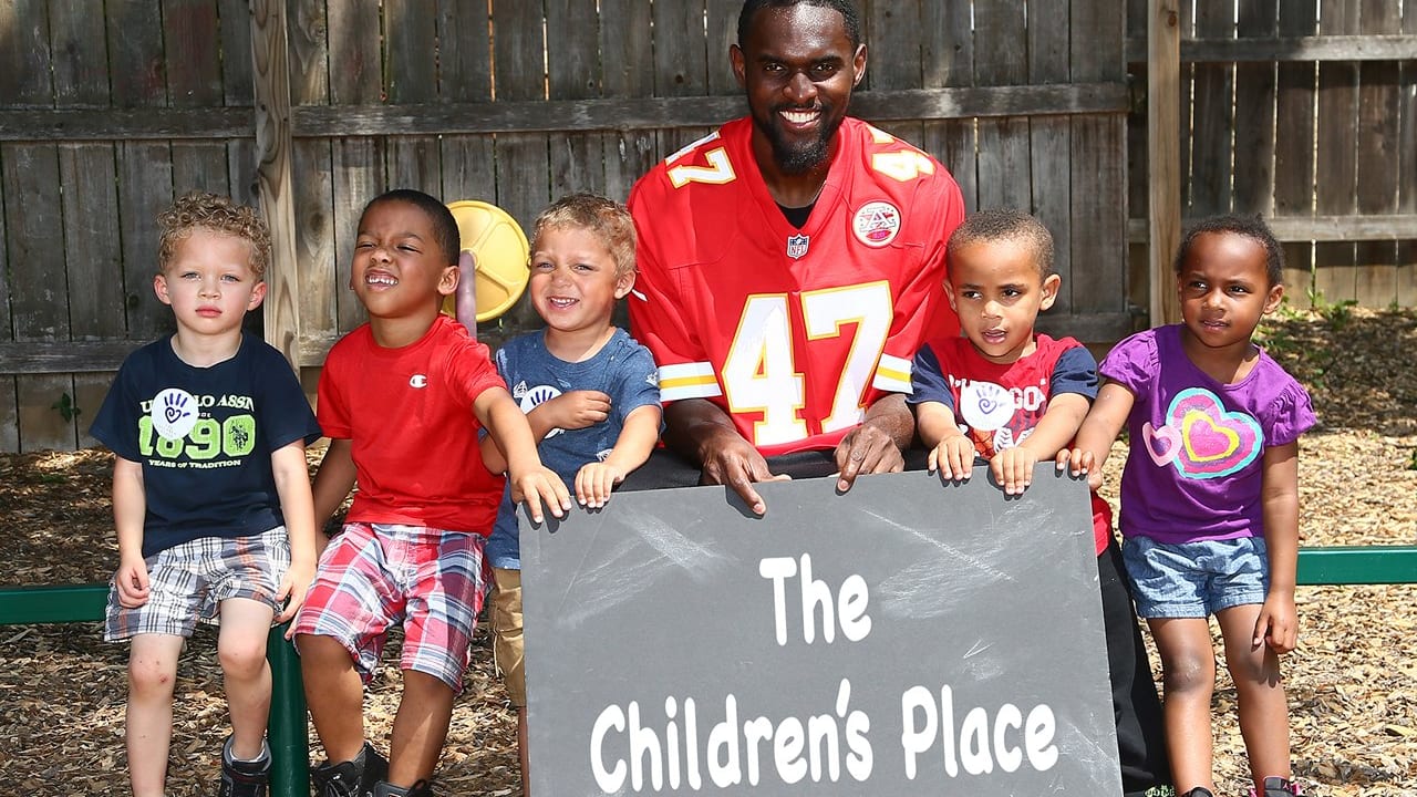 Photo Gallery: Chiefs Defensive Backs Visit The Children's Place
