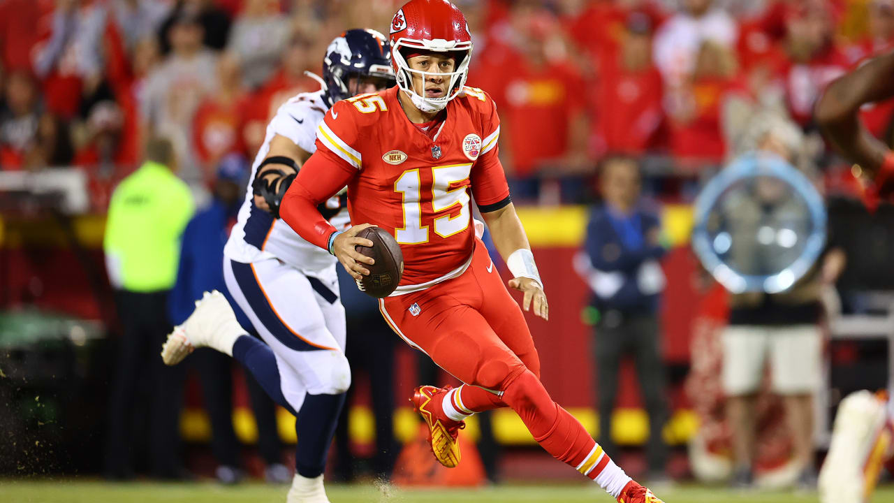 Patrick Mahomes Runs 15-yard to Pick Up the First Down