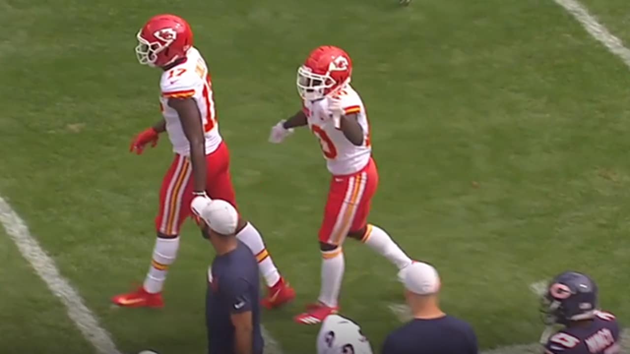 Patrick Mahomes finds Tyreek Hill for First Down