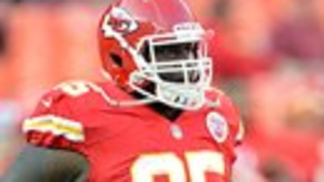 Chiefs Sign DT Powe, Release WR Chad Hall