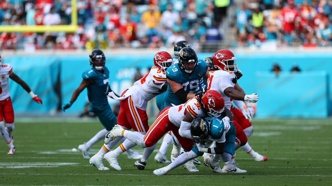 Nick Bolton Navigates Traffic and Finds Travis Etienne for a Big Stop