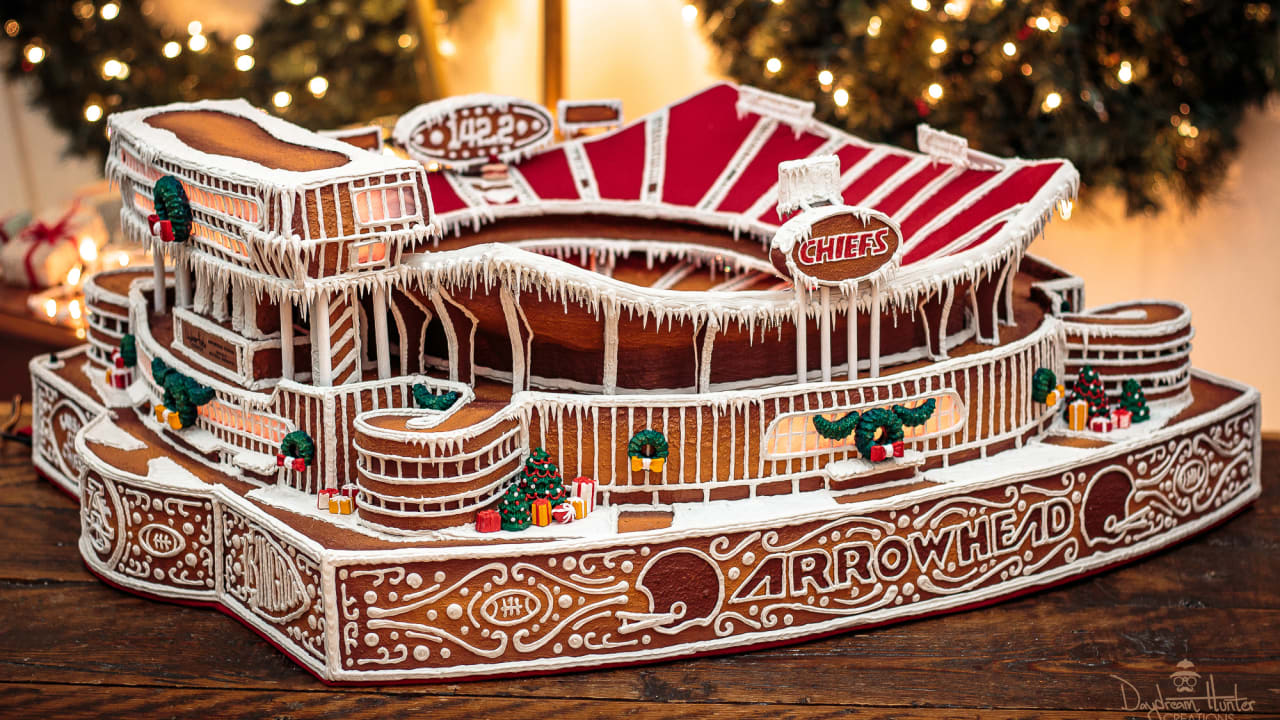 The Ultimate Gingerbread House: Artist Constructs Holiday-Themed ...