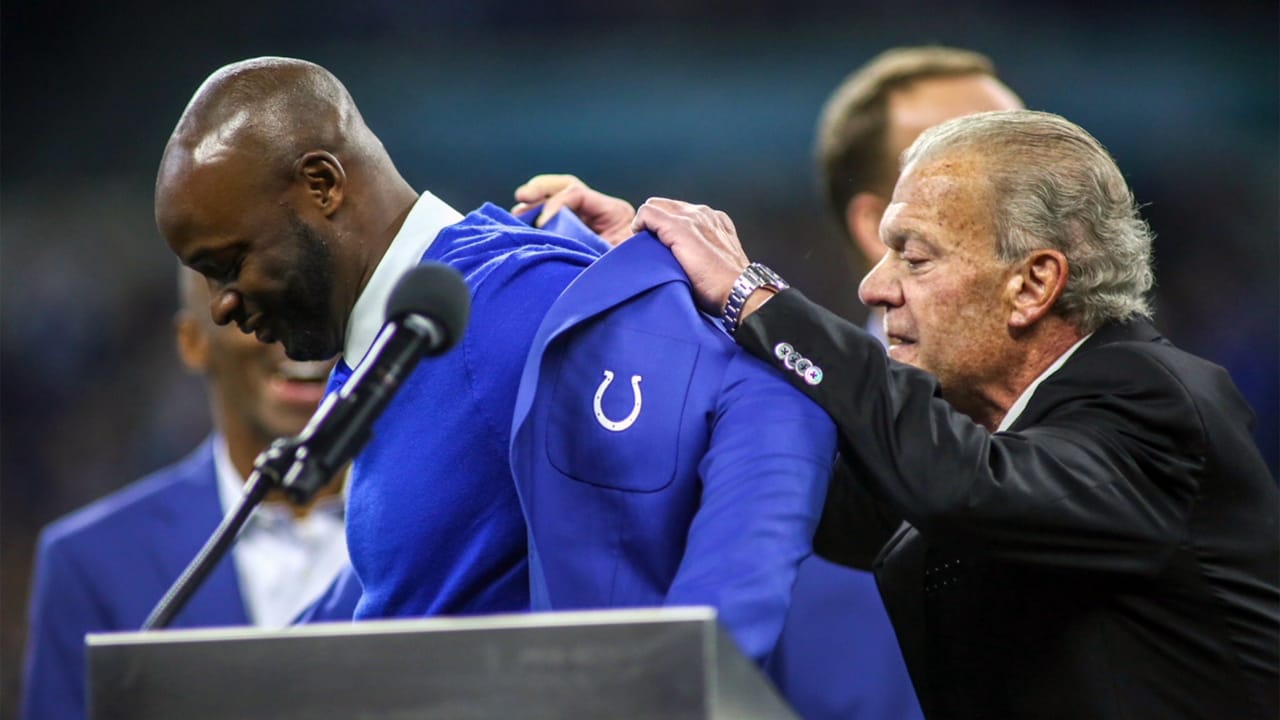 Colts fans erupt as Reggie Wayne gets inducted into the Colts Ring of Honor