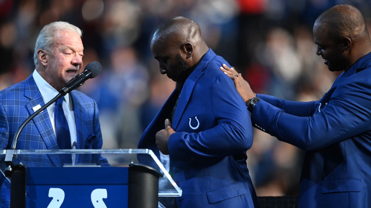 Colts' great pass rusher Robert Mathis on Sunday was inducted into the team's Ring of Honor