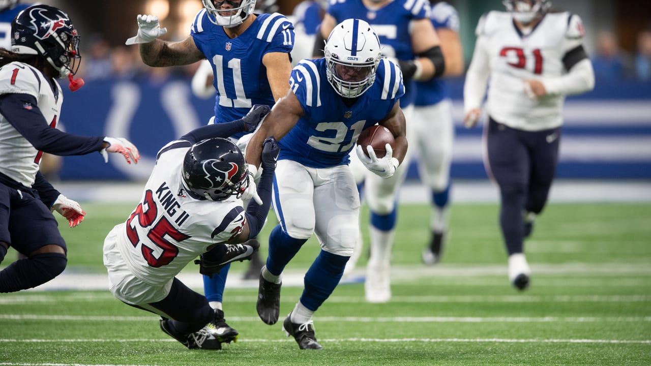 HIGHLIGHT | Zack Moss juke moves spark speedy 34-yard pickup