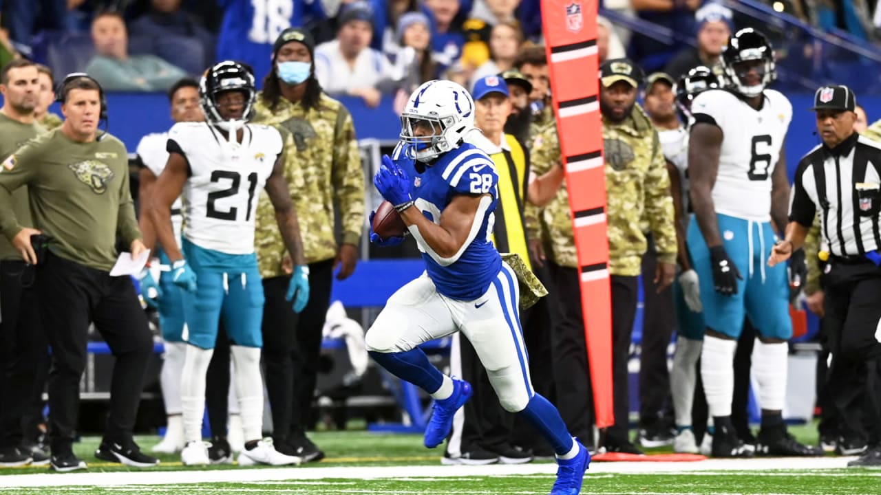 HIGHLIGHT | Jonathan Taylor's Picks Up 34 yards On First Carry